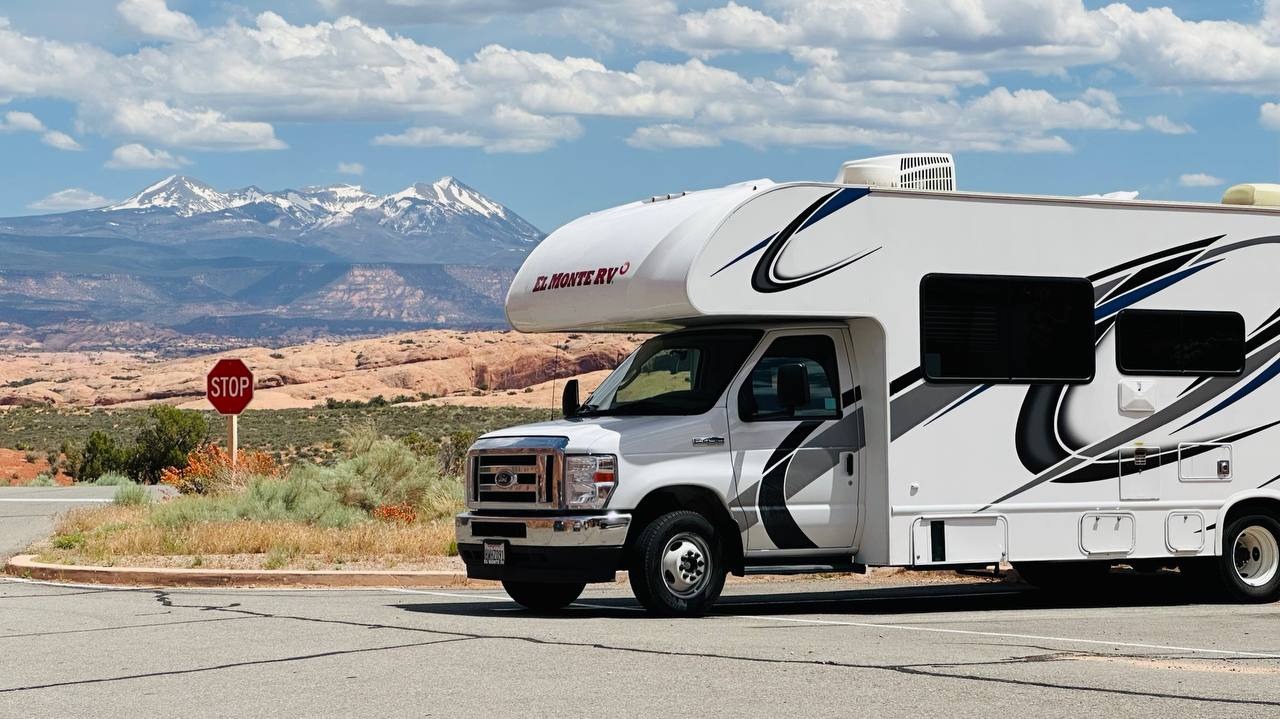 Wyjazdy kamperowe. Czy da się mieszkać w kamperze z obcymi osobami? - wyjazdy dla singli i osób ...